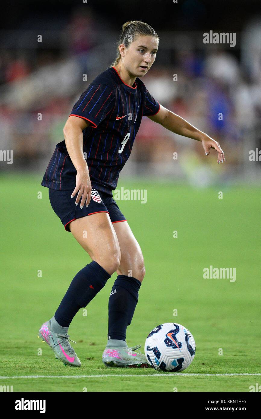 United States midfielder Ally Sentnor (9) in action during the second ...
