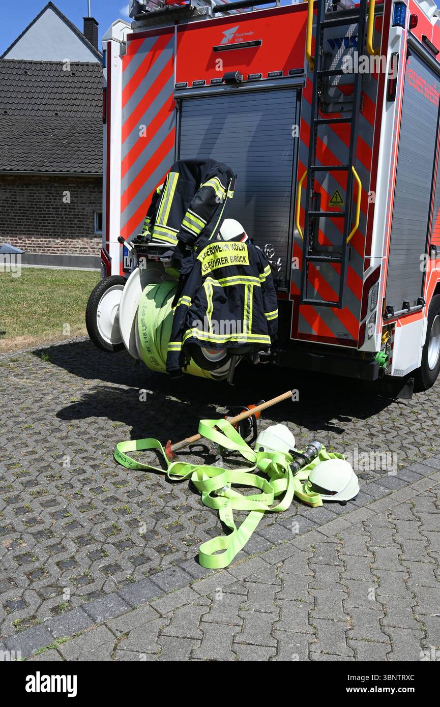 Anzug und Ausrüstung hinter einem Einsatzfahrzeug der Feuerwehr ...