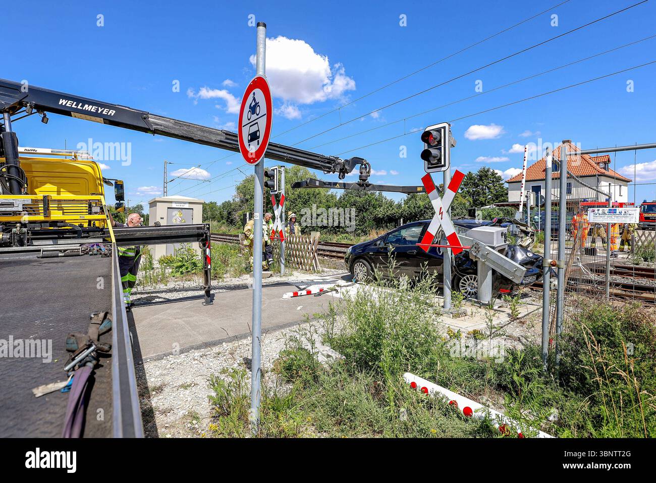 85-Jährige fährt mit Auto über gesperrten Bahnübergang und kollidiert ...
