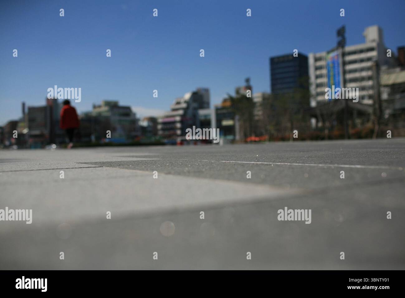 Low angle perspective of a city street and sidewalk Stock Photo - Alamy