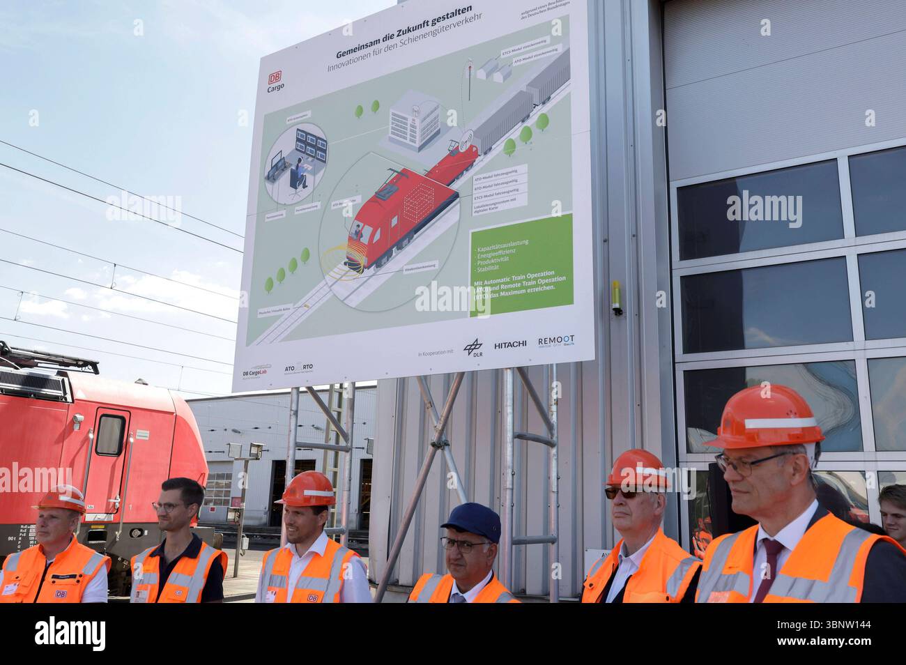 Info-Wand bei der Vorstellung der ersten Güterzuglokomotive, die für ...
