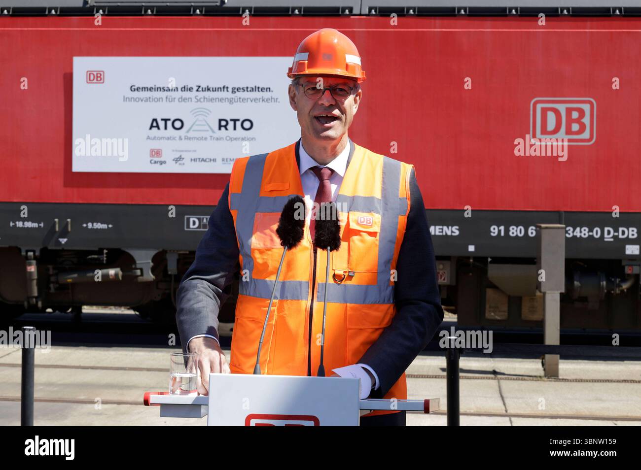 Patrick Schnieder bei der Vorstellung der ersten Güterzuglokomotive ...