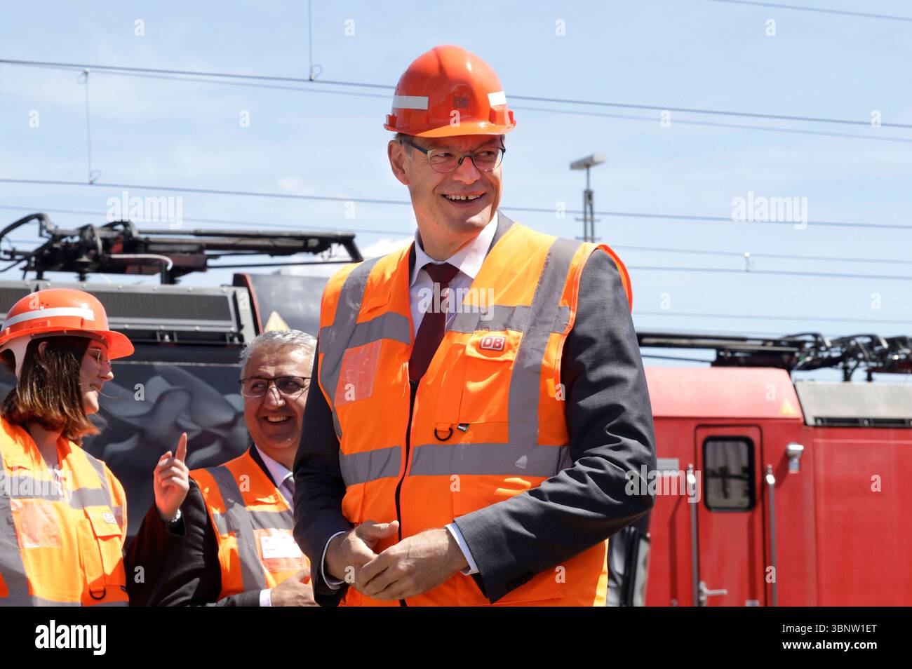 Patrick Schnieder bei der Vorstellung der ersten Güterzuglokomotive ...