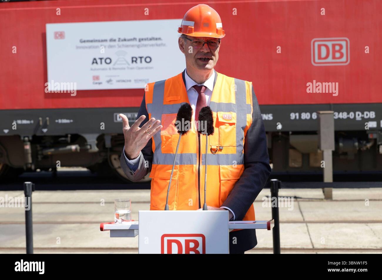 Patrick Schnieder bei der Vorstellung der ersten Güterzuglokomotive ...