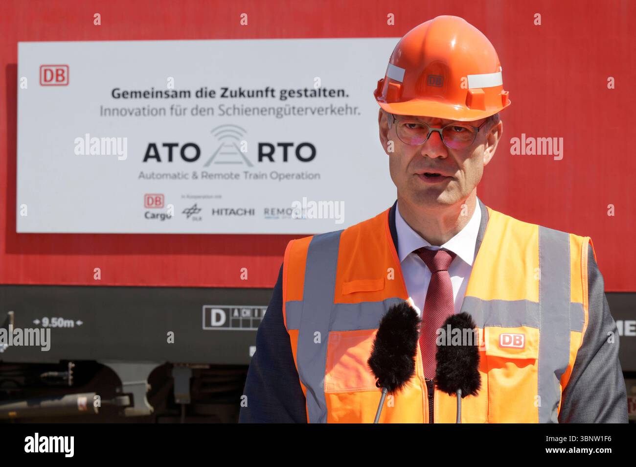Patrick Schnieder bei der Vorstellung der ersten Güterzuglokomotive ...