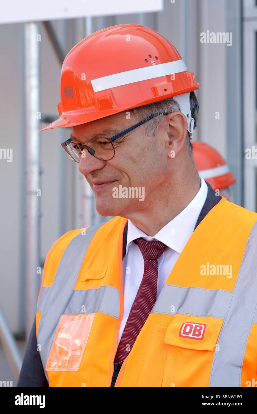 Patrick Schnieder bei der Vorstellung der ersten Güterzuglokomotive ...