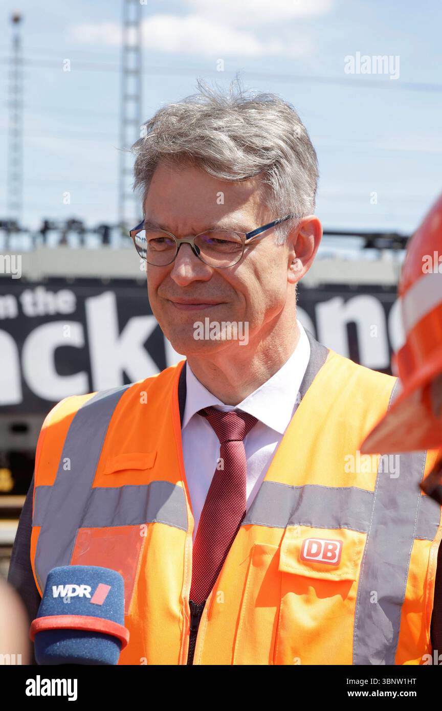 Patrick Schnieder bei der Vorstellung der ersten Güterzuglokomotive ...
