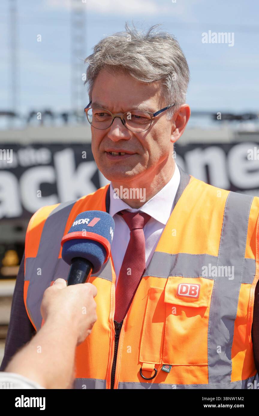 Patrick Schnieder bei der Vorstellung der ersten Güterzuglokomotive ...