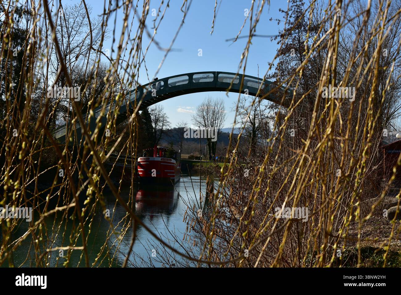Pont de Chanaz vue depuis le bord du canal de Savière, donnant une ...