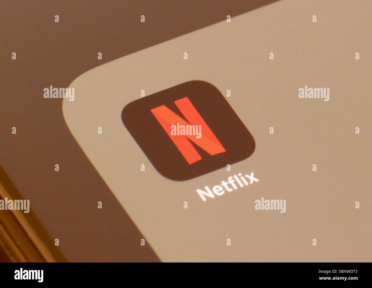 Netflix streaming app on smartphone screen Stock Photo - Alamy