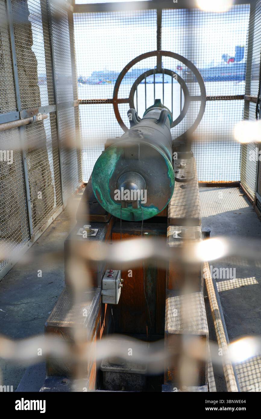 9 O'Clock Gun, a cannon located on the Stanley Park seawall in ...