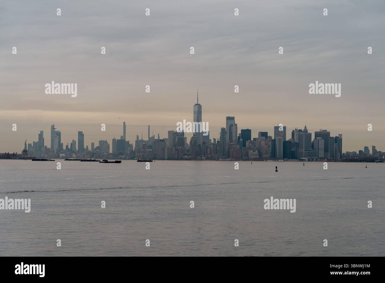 Views of Manhattan from the ferry that crosses the bay in New York, USA ...