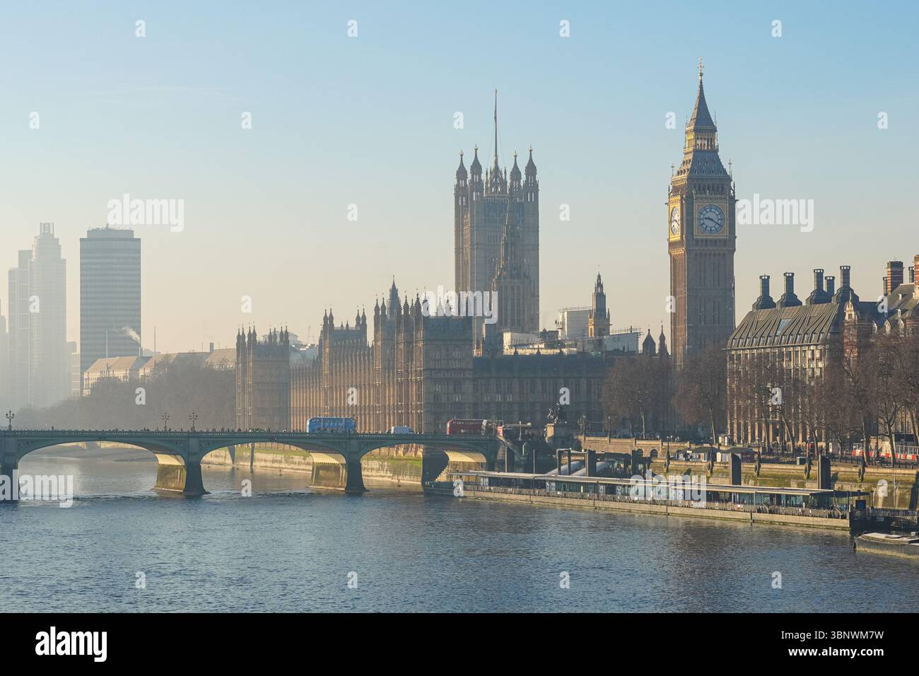 London fog, Big Ben and the Houses of Parliament on a foggy morning ...