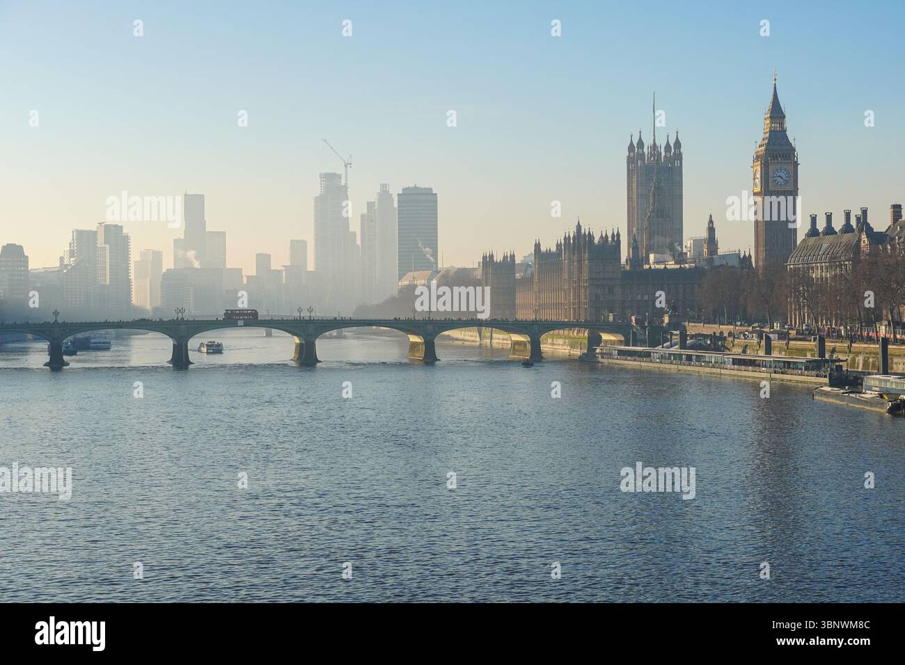 London fog, Big Ben and the Houses of Parliament on a foggy morning ...