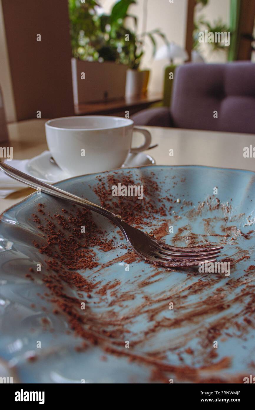 Empty plate after eating cake hi-res stock photography and images - Alamy