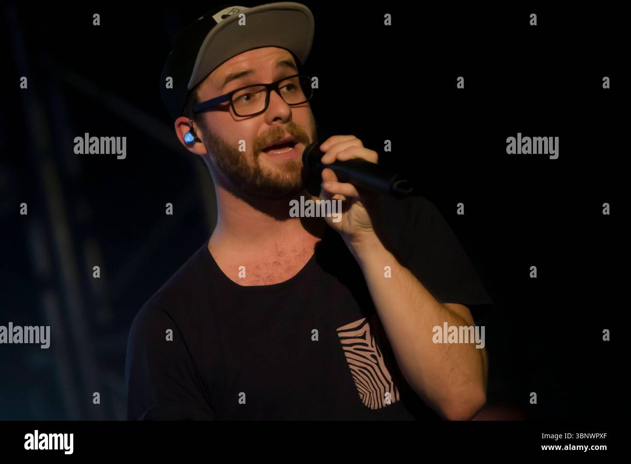 Der deutsche Singer / Songwriter Mark Forster 30 live auf der Bühne ...