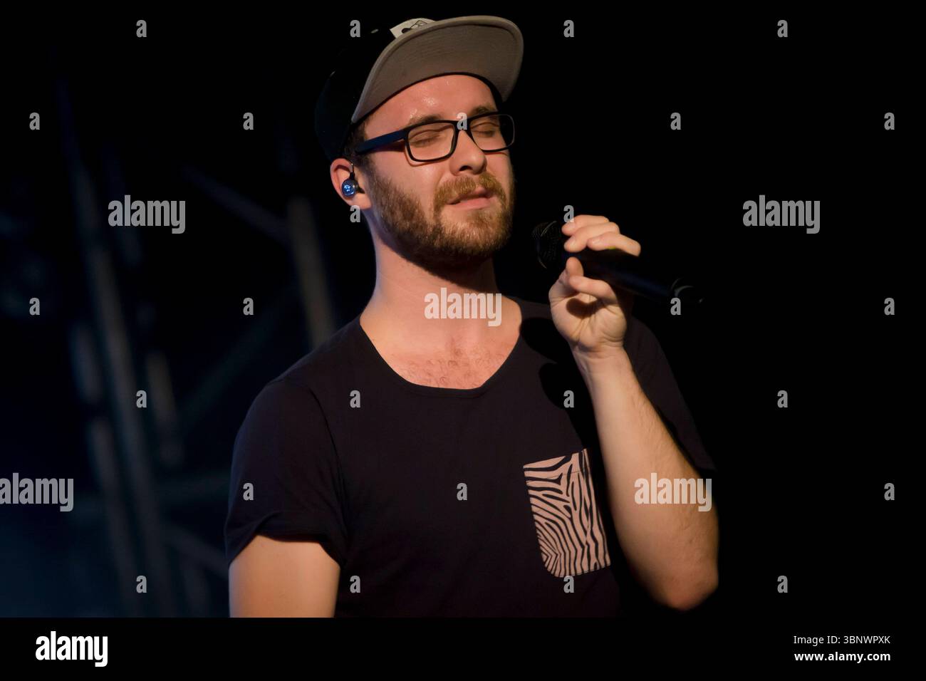 Der deutsche Singer / Songwriter Mark Forster 30 live auf der Bühne ...