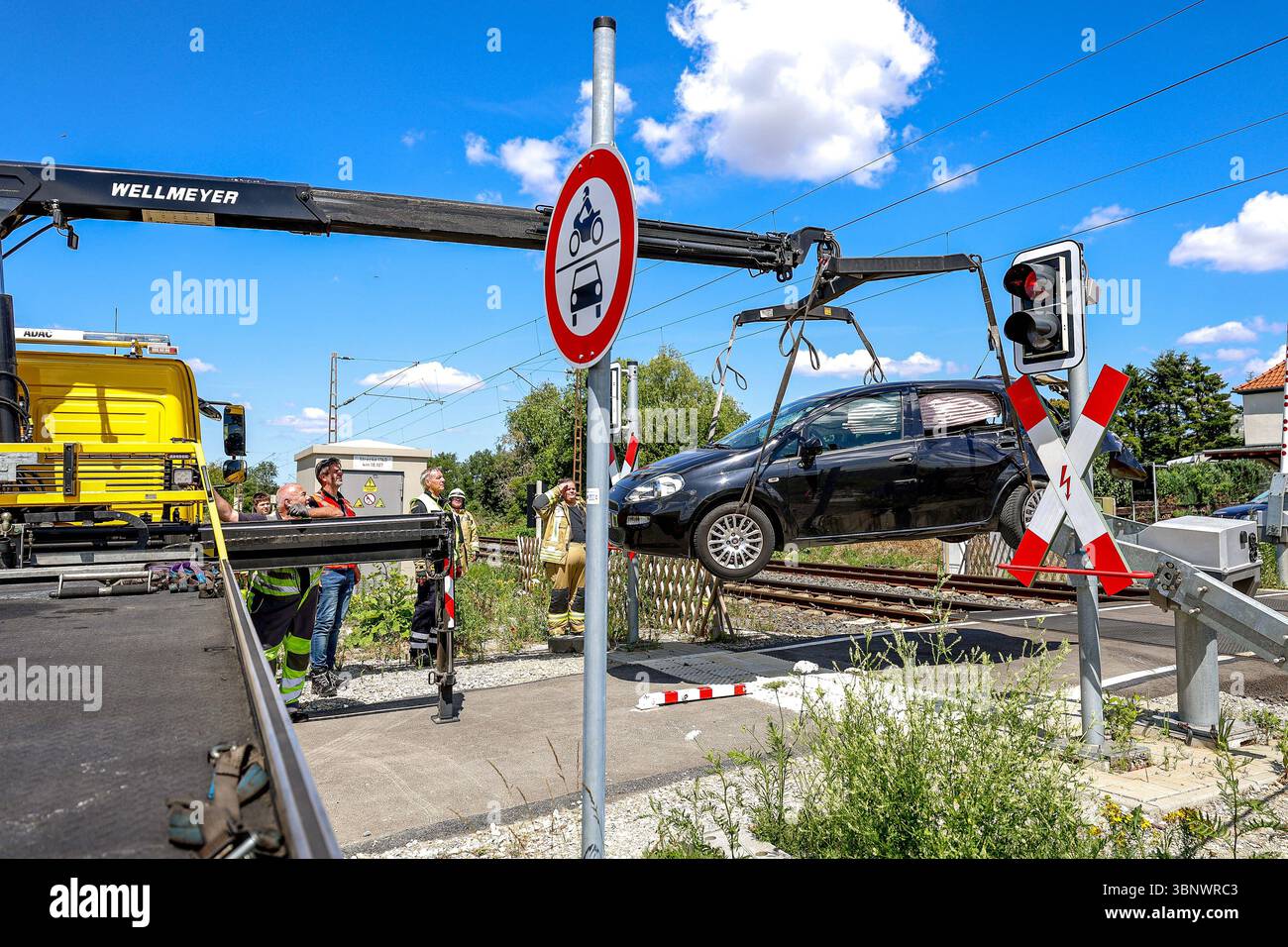 84-Jährige fährt mit Auto über gesperrten Bahnübergang und kollidiert ...