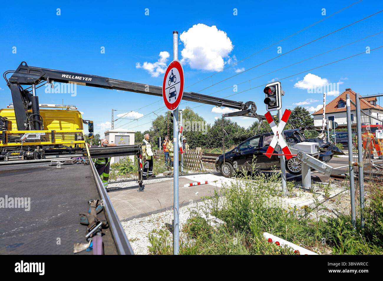 84-Jährige fährt mit Auto über gesperrten Bahnübergang und kollidiert ...