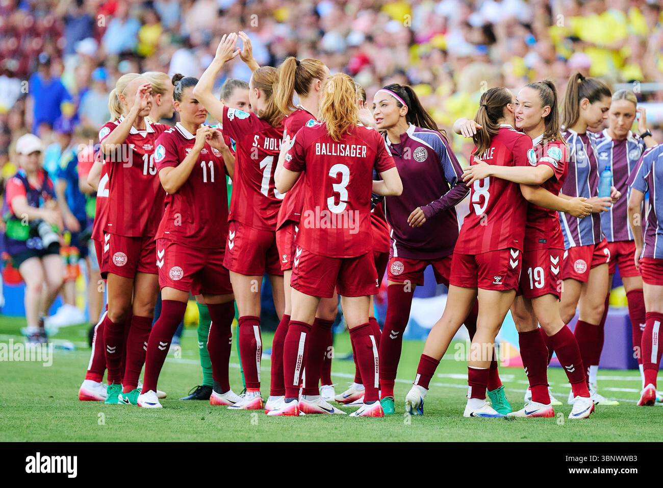 Genf, Deutschland. 04th July, 2025. D?nische Spielerinnen in rotem Trikot zeigen Teamgeist und ...