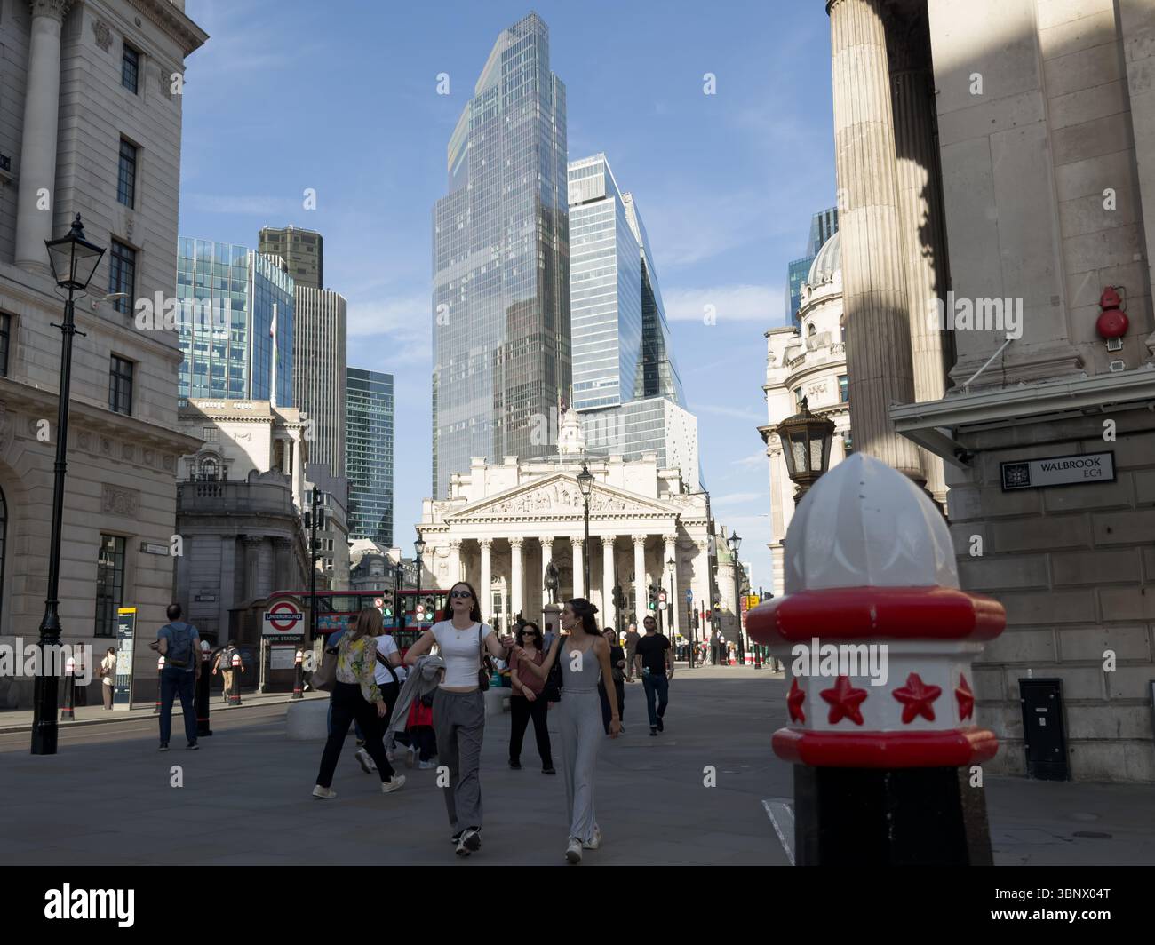 London, UK – 4th July 2025: UK Weather. City workers relax in the ...