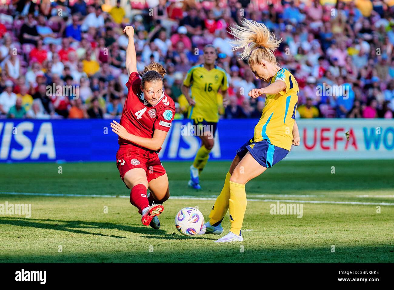 Emma Faerge (4; Frauenfu?ball Nationalmannschaft D?nemark) k?mpft im Zweikampf gegen Rebecka ...