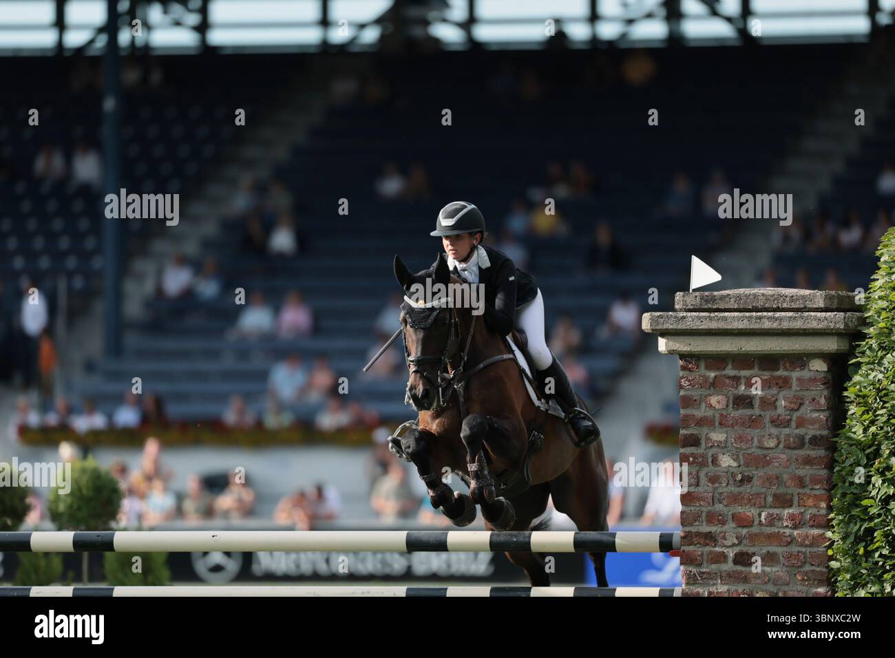 Samantha Lissington of New Zealand with Lord Seekönig during the ...
