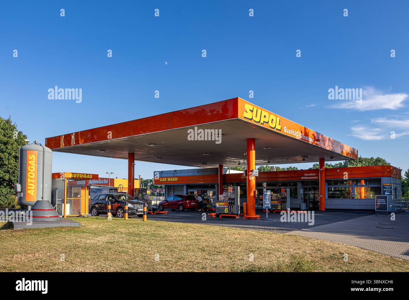 Separate gasstation hi-res stock photography and images - Alamy