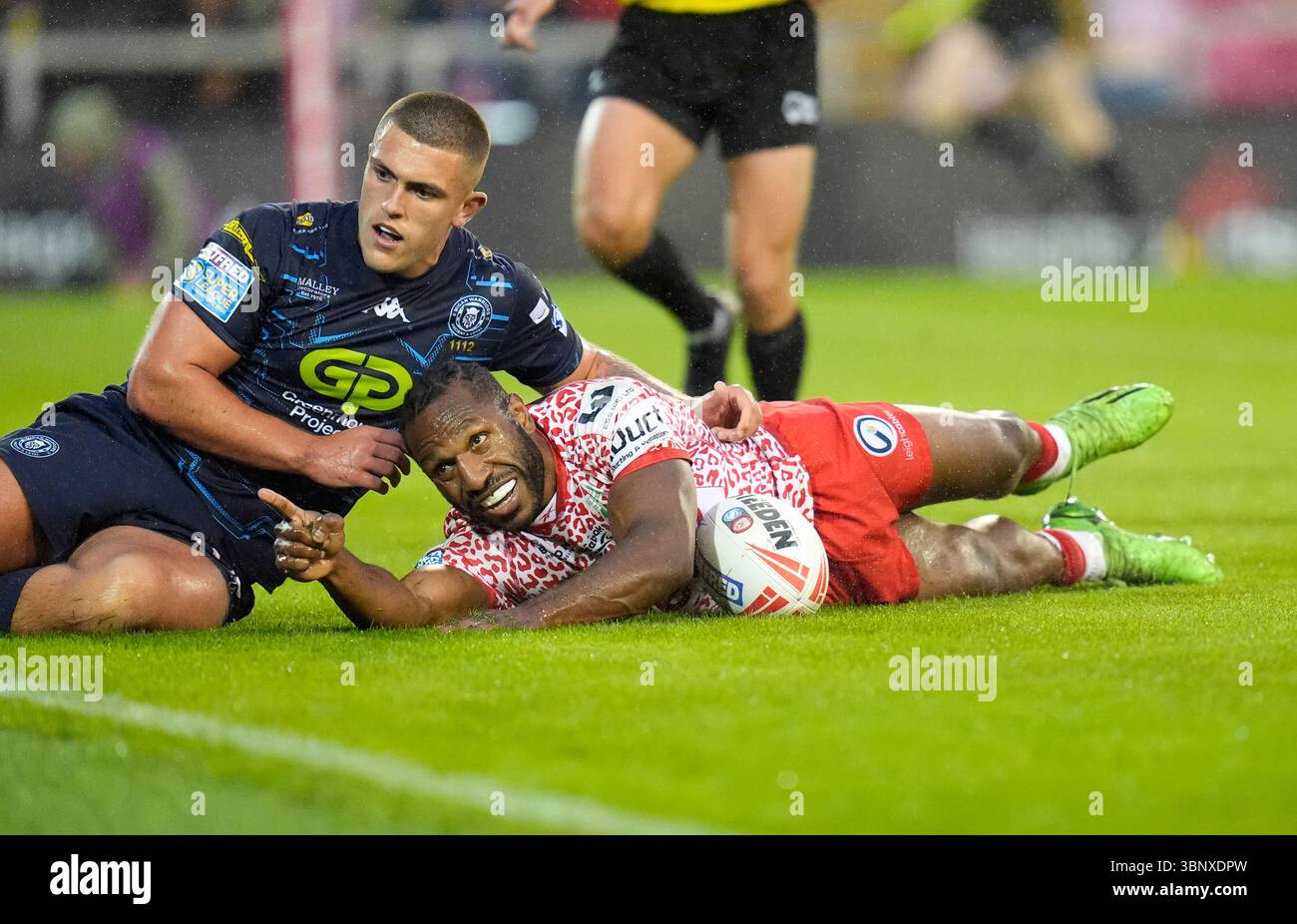 Leigh Leopards' Edwin Ipape scores their second try during the Betfred ...