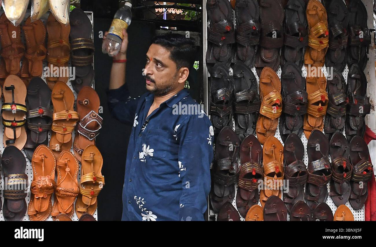 Pairs of kolhapuri chappals hi-res stock photography and images - Alamy
