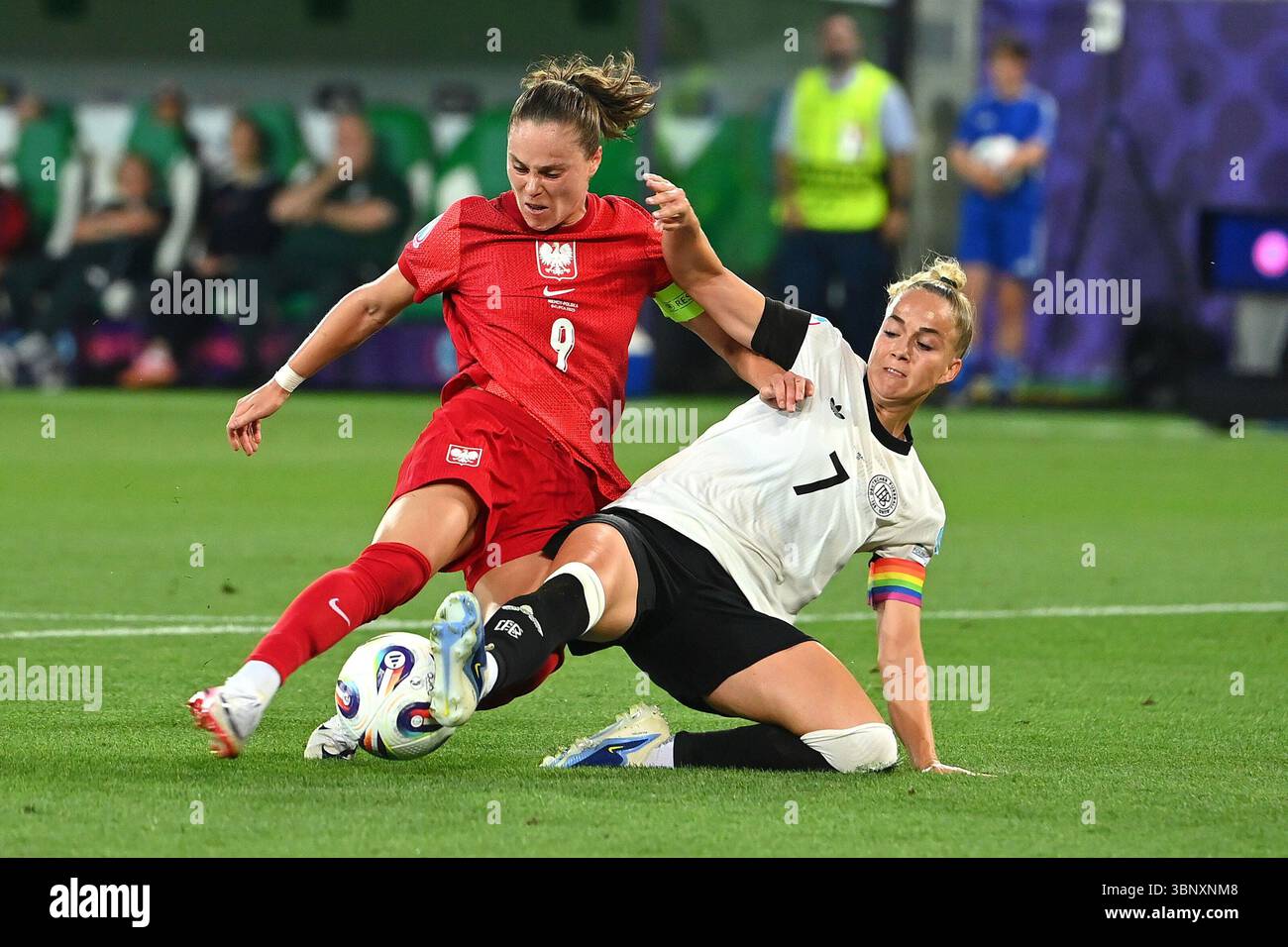 Injury: Giulia GWINN (GER), action, duels versus Ewa PAJOR (POL ...