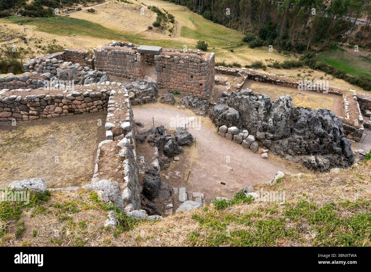Puka Pukara Archaeological Site, Sacred Valley, Cusco, Perú Stock Photo ...