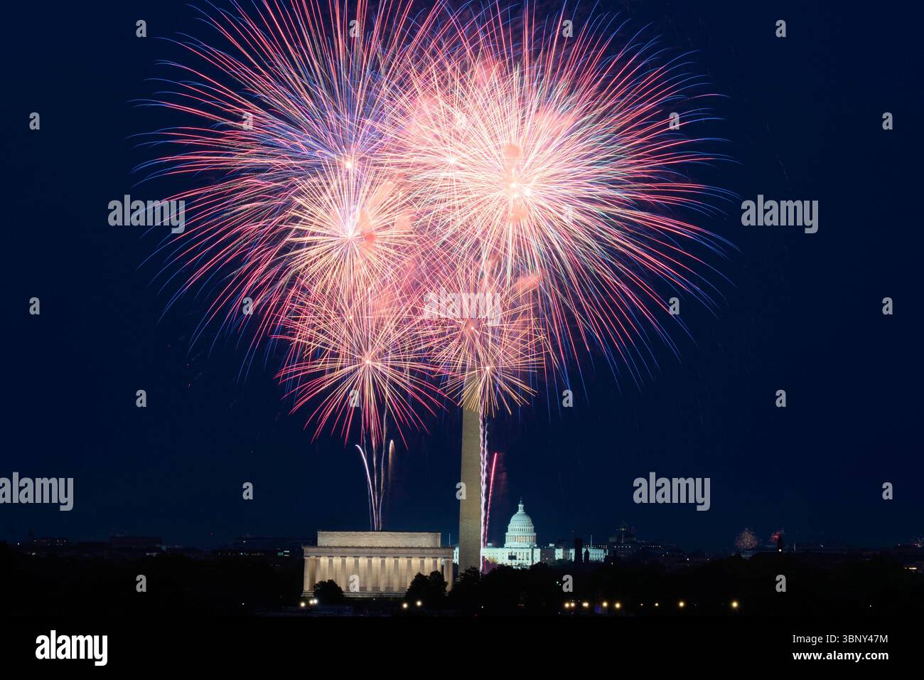 Fireworks explode over Lincoln Memorial, Washington Monument and U.S ...