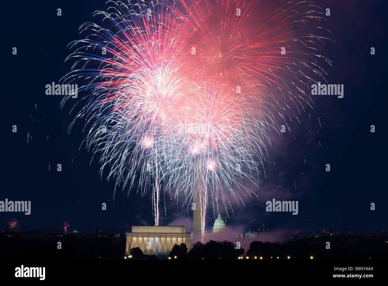 Fireworks explode over Lincoln Memorial, Washington Monument and U.S ...