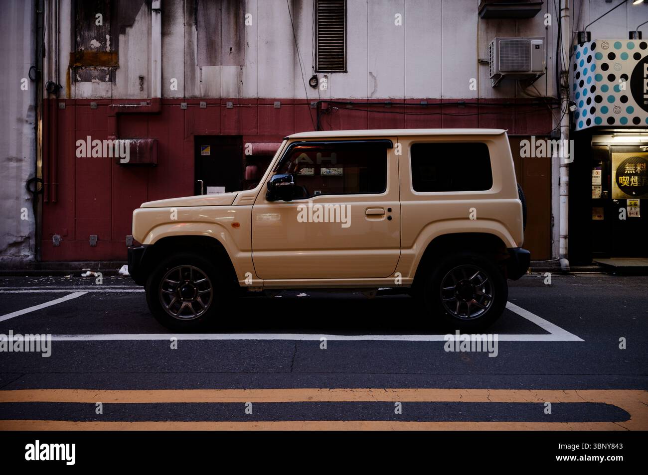 Beige Suzuki Jimny parked on a gritty Tokyo street Stock Photo - Alamy