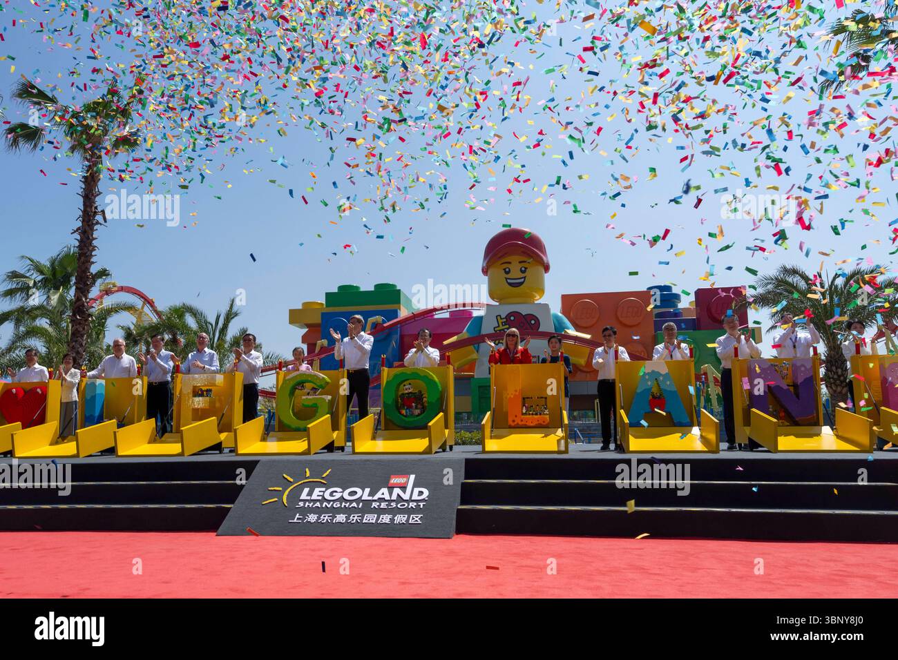 Shanghai Mayor Gong Zheng, center, Fiona Eastwood, CEO of Merlin ...