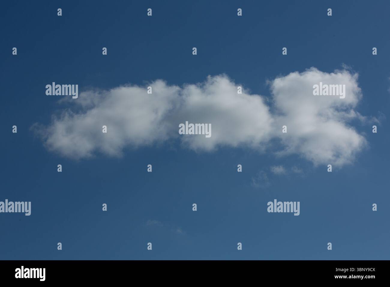 Elongated white cloud formation hi-res stock photography and images - Alamy