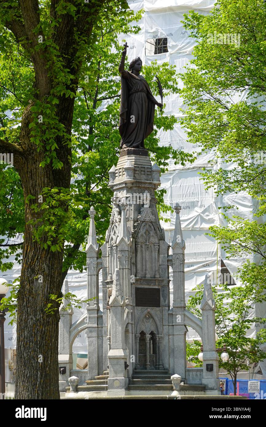 Historic square statue surrounded hi-res stock photography and images ...