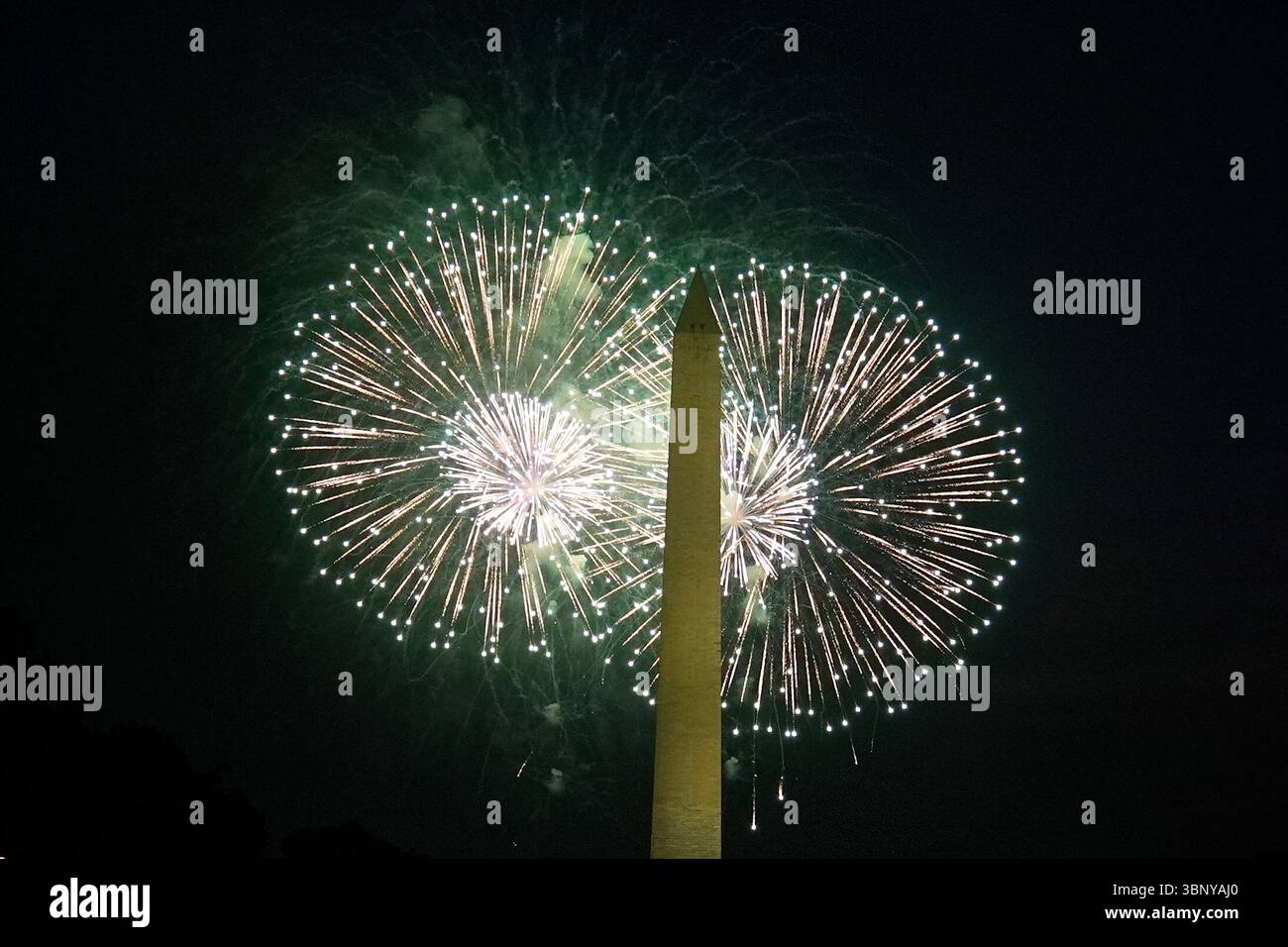 Fireworks burst on the National Mall above the Lincoln Memorial ...