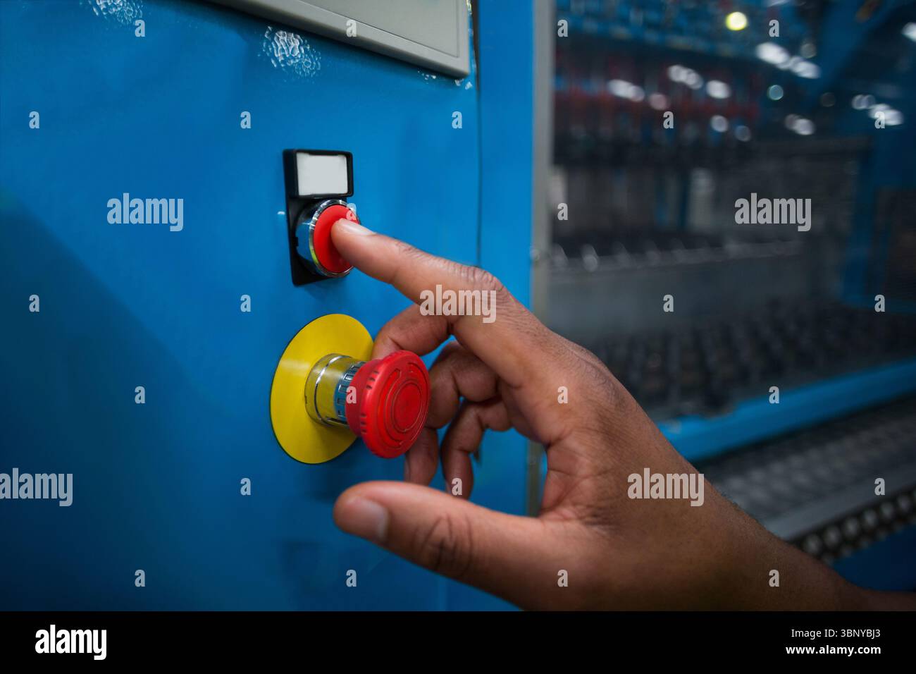 Pressing metal hi-res stock photography and images - Alamy