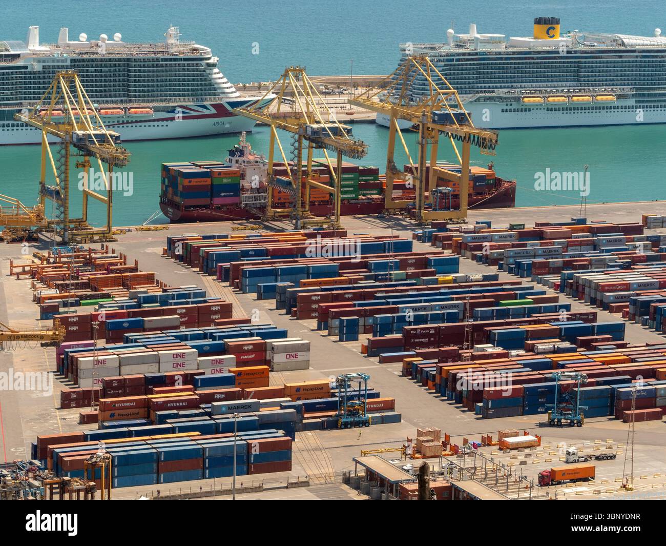 Ships loaded containers barcelona hi-res stock photography and images ...