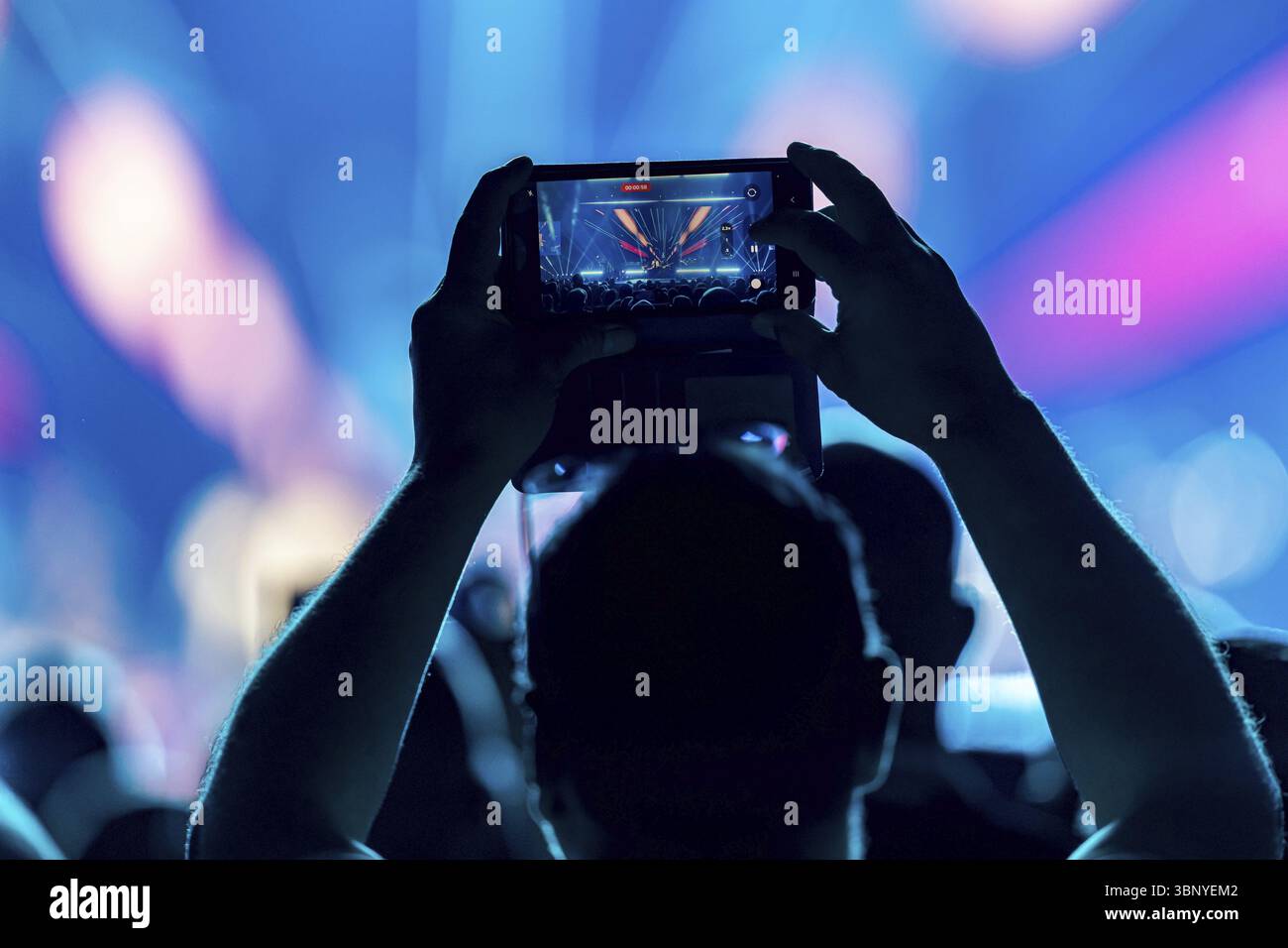 A concertgoer films Lionel Richie with his smartphone on the Say Hello ...