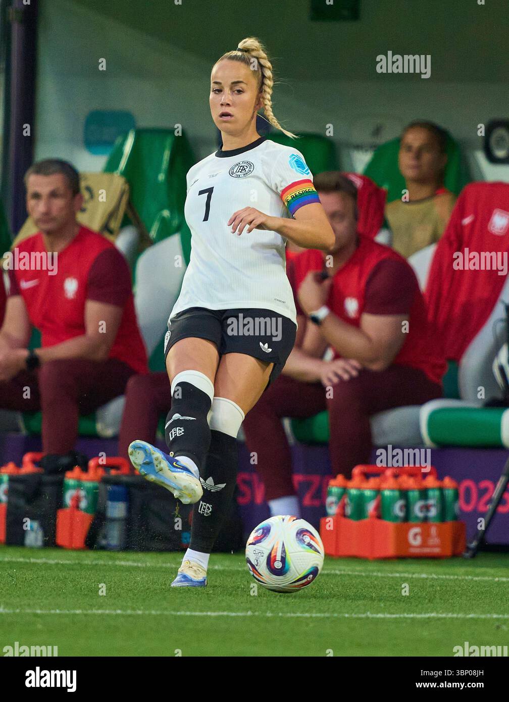 Giulia Gwinn #7 of Team Germany with ballin the football UEFA Women ...