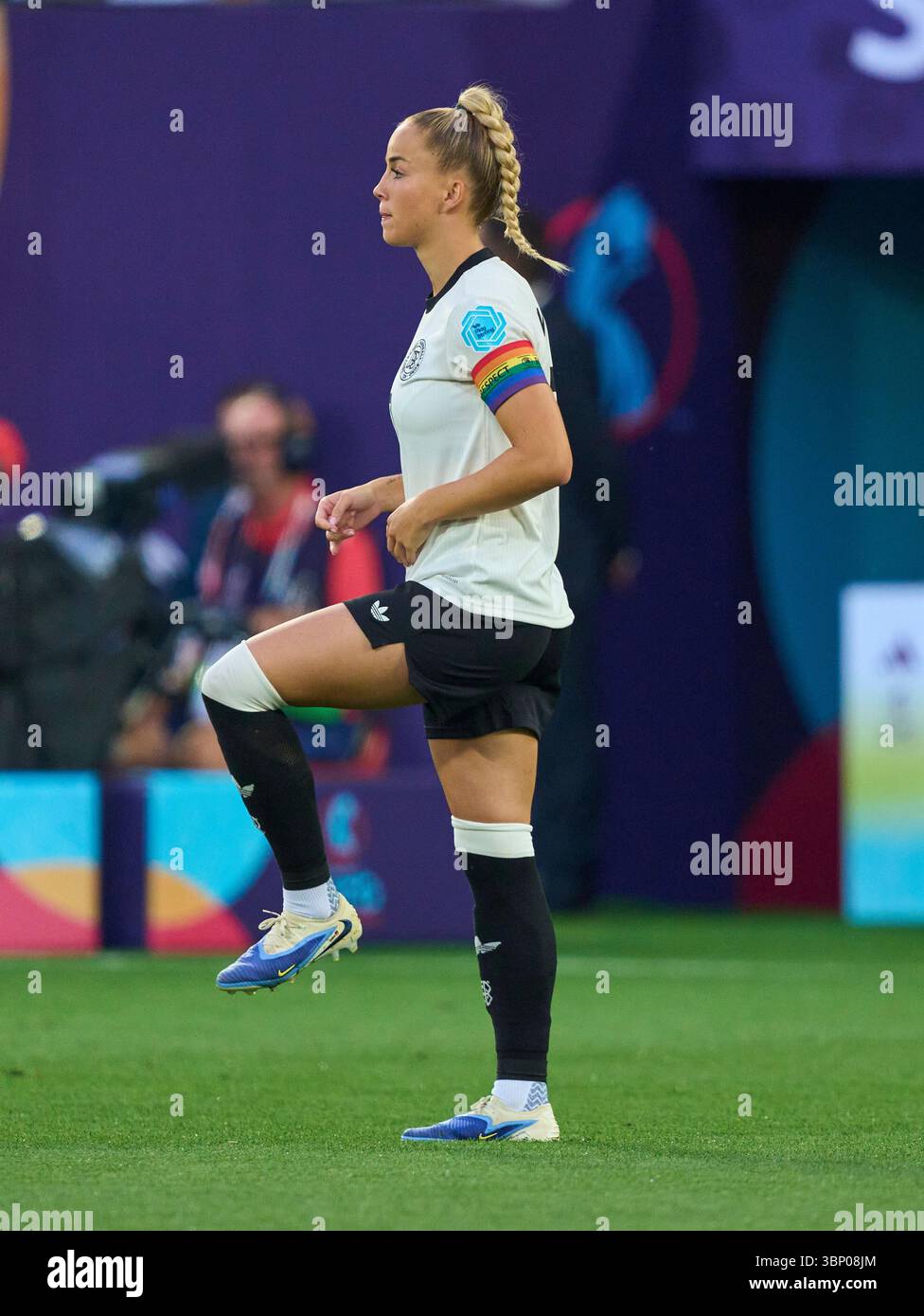 Giulia Gwinn #7 of Team Germany at warm-upin the football UEFA Women ...