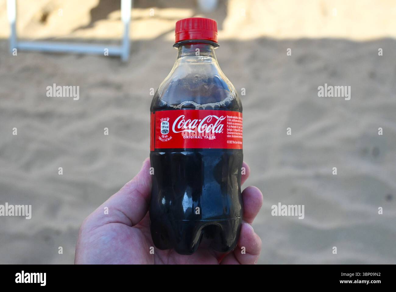 Coca-Cola, kurz Coke, ist ein koffein- und kohlensäurehaltiges ...