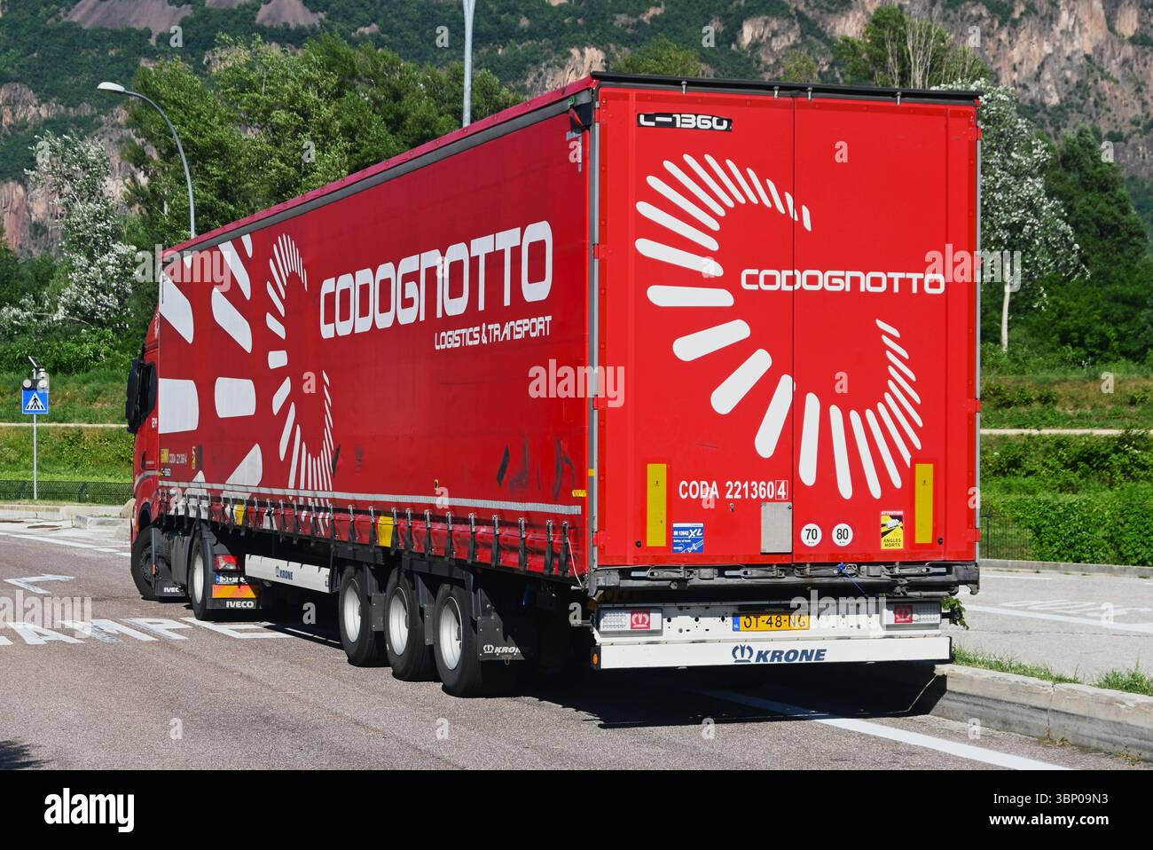 Codognotto Logistik und Transport, Iveco LKW - Sattelzug auf einer Autobahn-Raststätte. Der ...