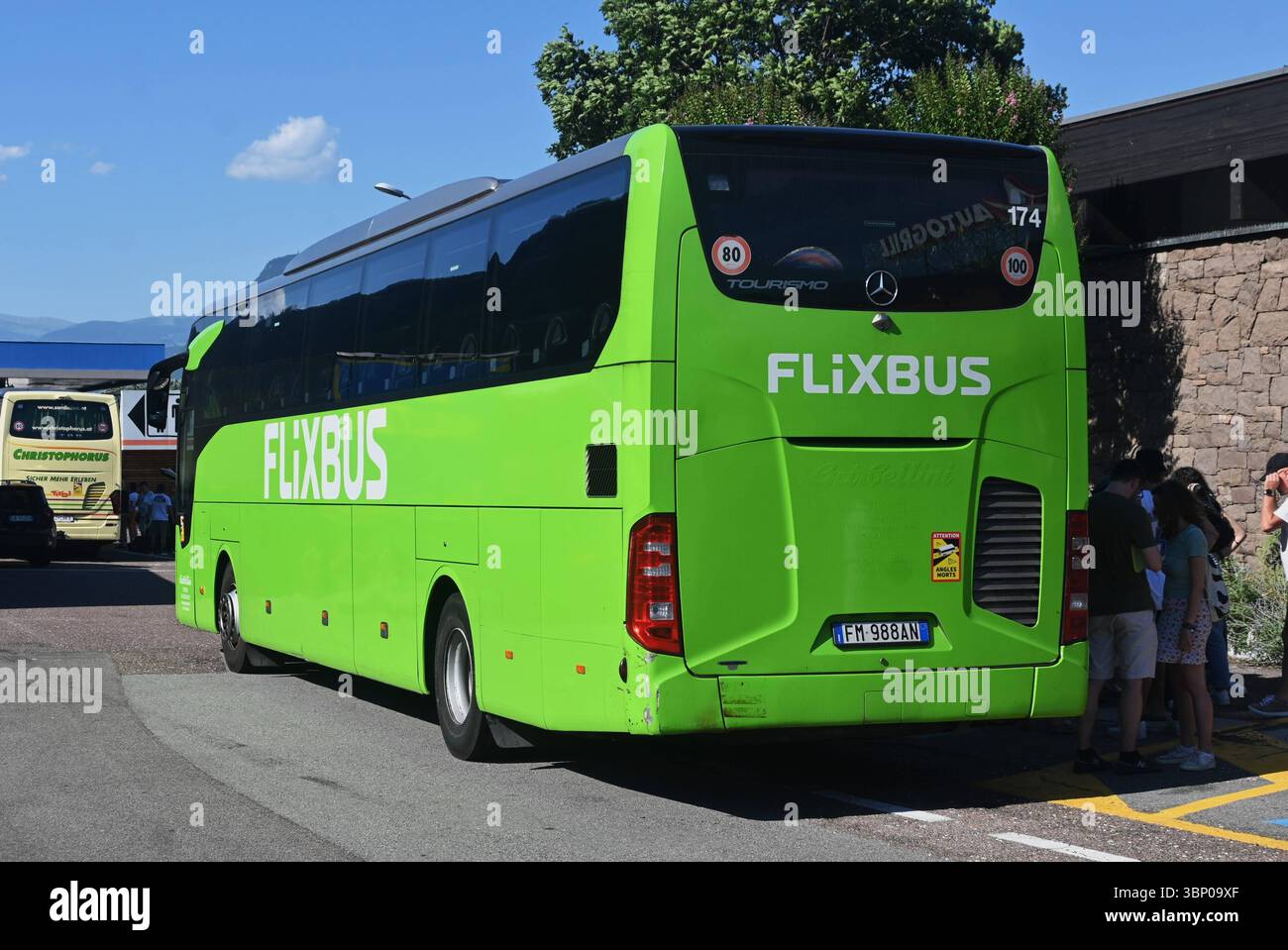 Mercedes Reisebus. Flixbus auf einer Autobahn-Raststätte in Italien ...