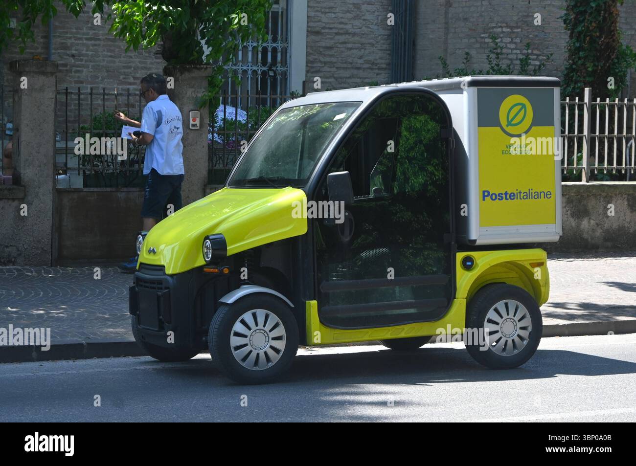 Postbote der Poste Italiane beim Verteilen der Post in Pesaro, Italien ...