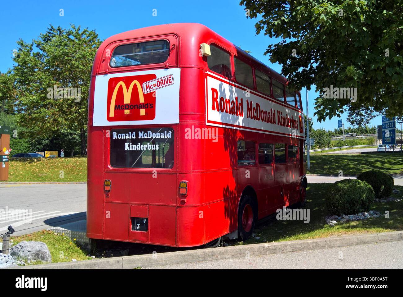 McDonalds Werbung - Ronald McDonald Kinderbus - auf einem Londoner ...
