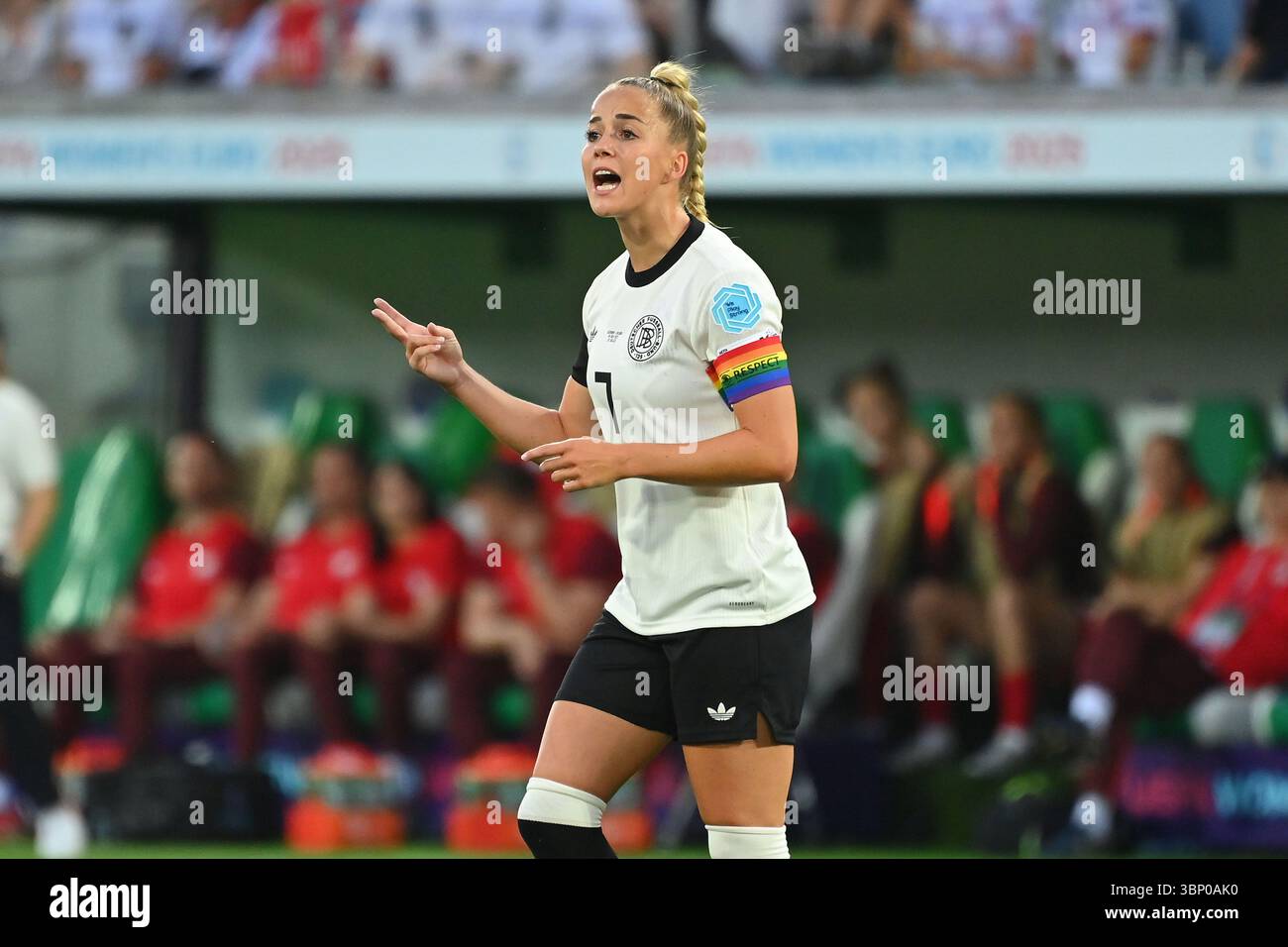 Giulia GWINN (GER), gesture, gives instructions, action, single image ...